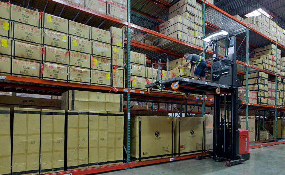 The narrow aisle warehouse of Rana Furniture - Mecalux.ng